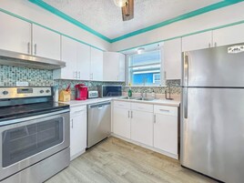 Casa, várias camas, cozinha, vista para a praia (Bungalow by the Beach) | Cozinha privada | Um frigor�ífico, um micro-ondas, um forno, uma placa de cozinha 