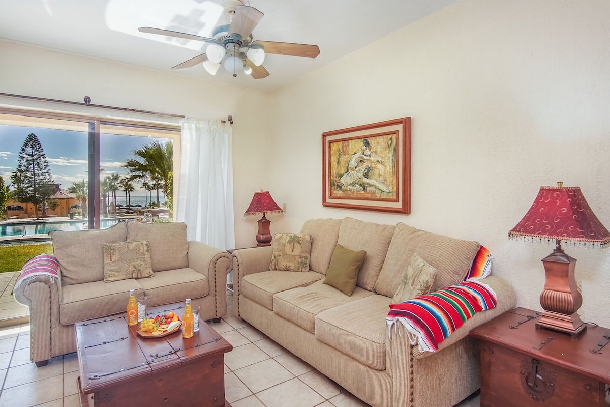 Condo, 1 cama Queen e sofá-cama, sacada, vista para o oceano (Princesa De Peñasco C 104) | Área de estar | Dock para MP3
