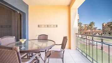 Apartamento em Condomínio Fechado, várias camas, varanda (Princesa De Peñasco A 204) | Refeições ao ar livre