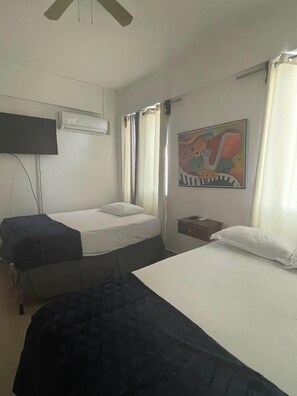 Quarto Duplo Familiar | Secretária, cortinas/cortinados opacos, quartos insonorizados