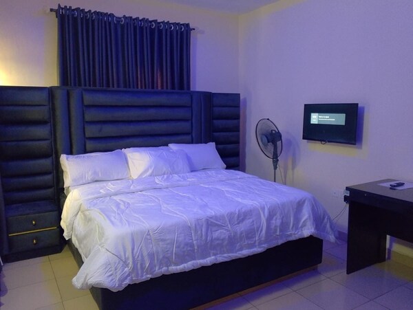 2 Bed - Sleeps 4 - Aircon - Free Parking - Benin City