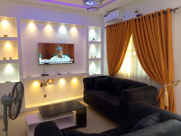 2 Bed-sleeps 4-free Parking-aircon-3 - Benin City