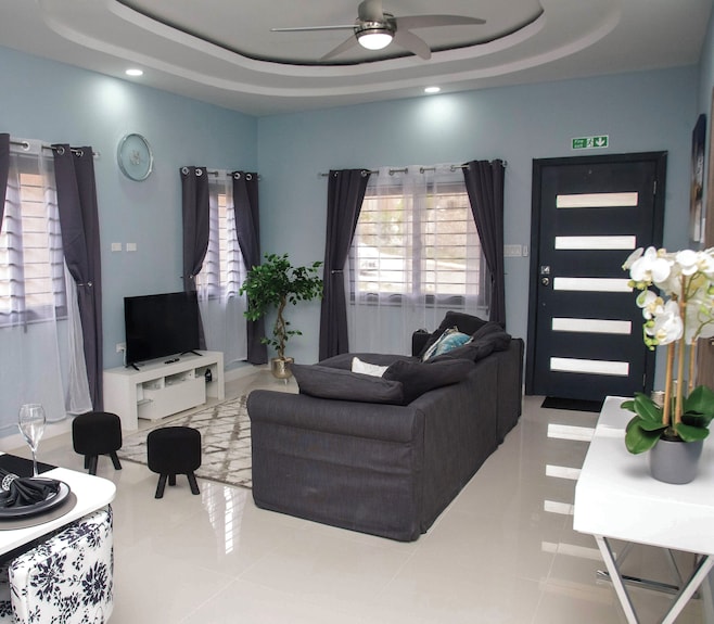 Modern And Spacious 2 Bed, 2 Bath Villa Located In The Resort Town Of Ocho Rios. - Ocho Ríos