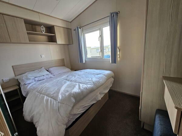 Caravan Leanne Sleeps 6 With Parking - Rhyl