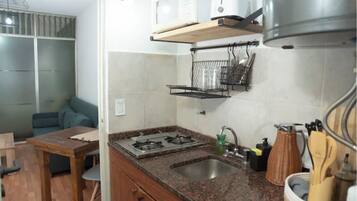 Apartamento | Cozinha privada | Geladeira grande, micro-ondas, cooktop, torradeira