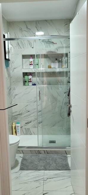 Apartamento | Casa de banho | Um polibã, toalhas fornecidas 