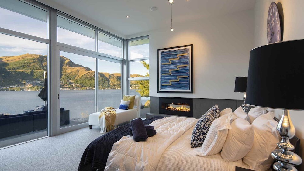 Supreme Lakefront Luxury Villa - Queenstown