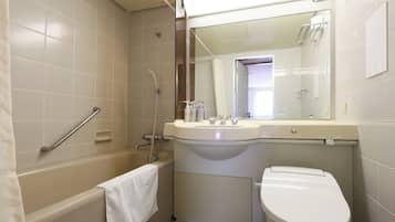 Quarto triplo básico | Banheiro | Chuveiro/banheira combinados, secador de cabelo, chinelos, bidê