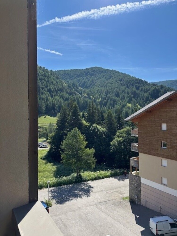 Bright apartment for 4 ppl, at the foot of the slopes - Allos | Vrbo