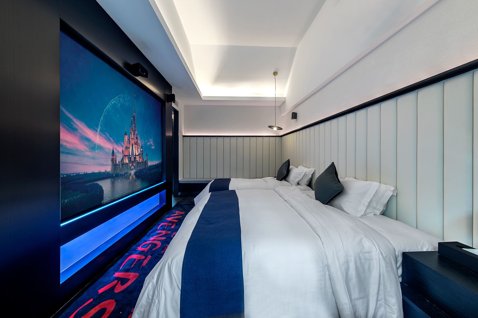 Quarto de hotel moderno com uma cama grande, televisão de tela plana e vista para um castelo.