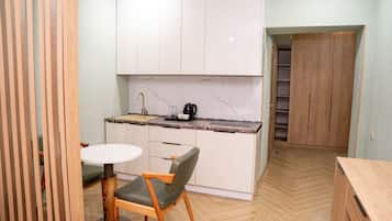 Apartamento Superior, vista para o pátio | 1 quarto, cofre no quarto, cortinas/cortinados opacos, Wi-fi grátis