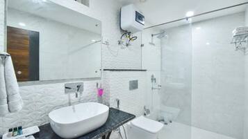 Quarto Individual Executivo, 1 cama king-size, varanda, vista para a montanha | Casa de banho | Um polibã, um chuveiro fixo, artigos de higiene pessoal grátis