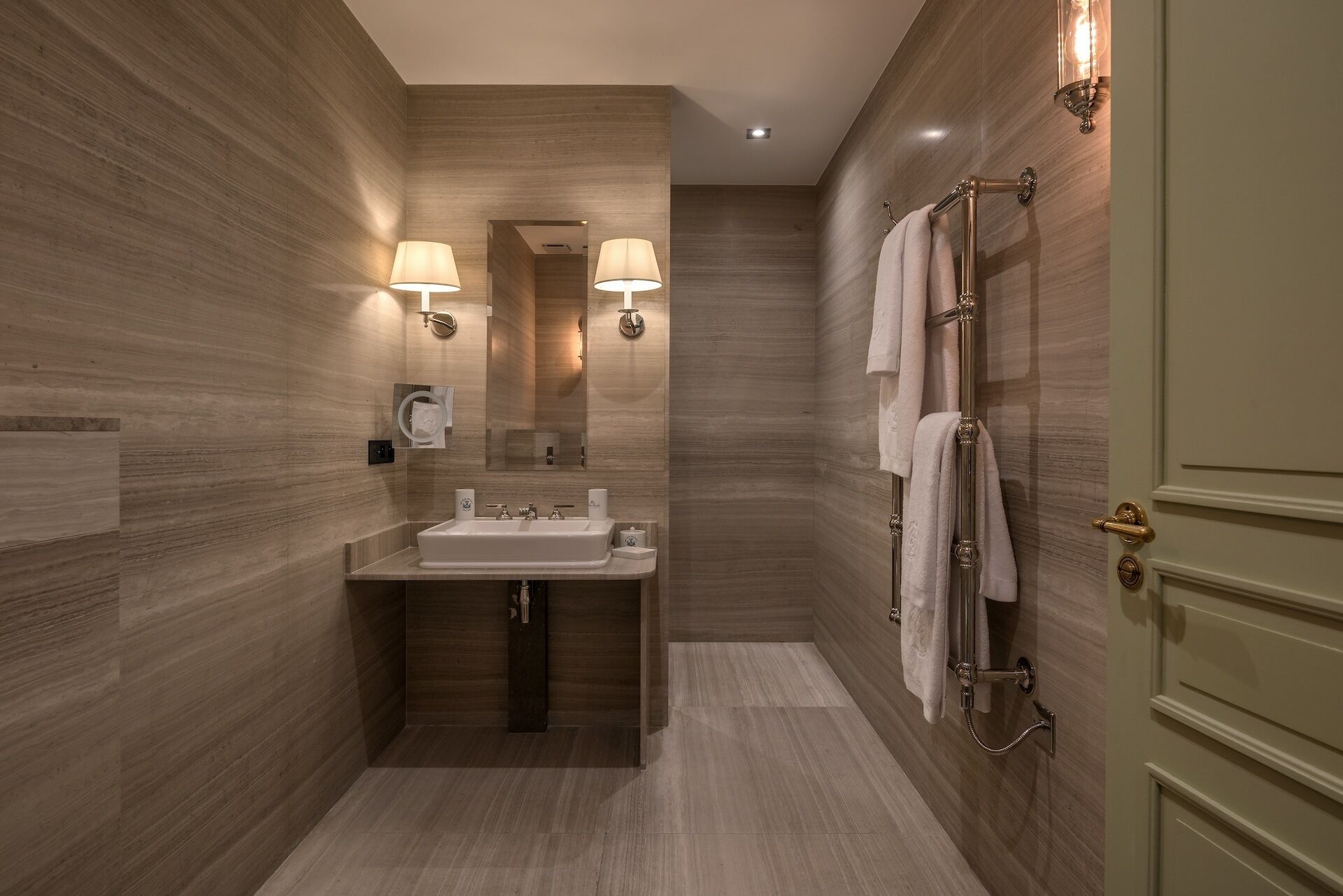 Quarto Superior | Casa de banho | Um secador de cabelo, chinelos, sabão, champô 