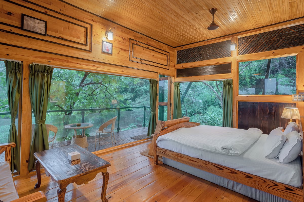 Quarto casal clássico, sacada, vista para a montanha | Cortinas blackout, quartos à prova de som