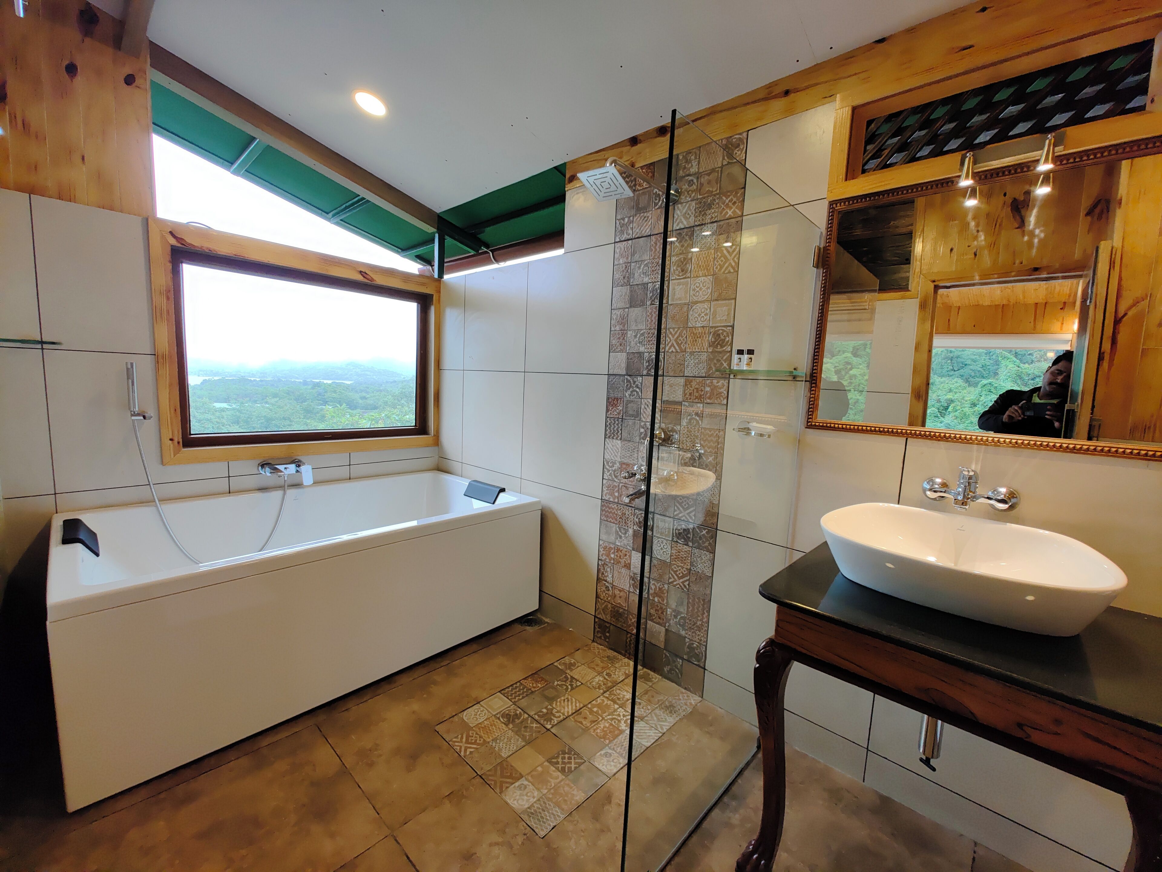 Quarto casal superluxo, sacada, vista para o vale | Banheiro | Chinelos 