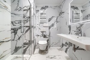 Quarto Individual Deluxe, varanda | Casa de banho | Um polibã, um chuveiro fixo, um secador de cabelo, toalhas fornecidas 