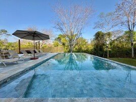 Piscina exterior, guarda-sóis, espreguiçadeiras 