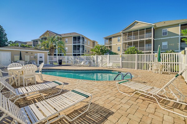 Pool + Hot Tub: Lake-view Condo In Surfside Beach! - Murrells Inlet, SC
