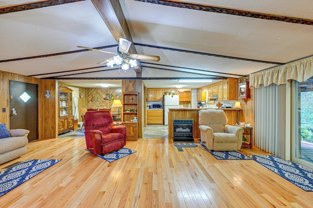 Creek Access & Spacious Yard: Quiet Sylva Home! - Sylva, NC