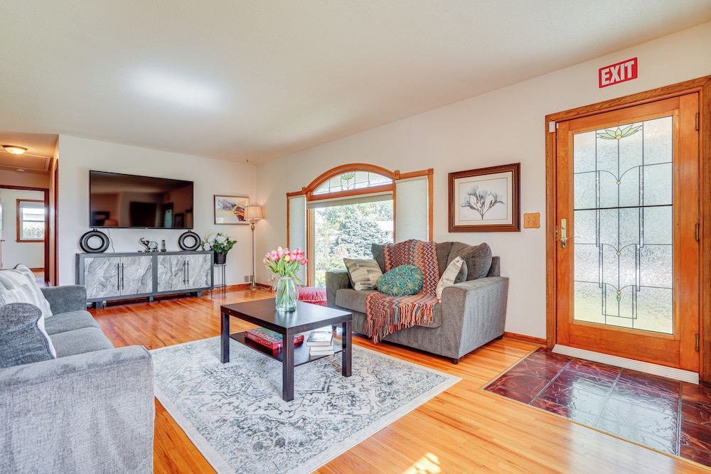 Spacious Cottage Grove Haven Near Downtown St Paul - Woodbury, MN
