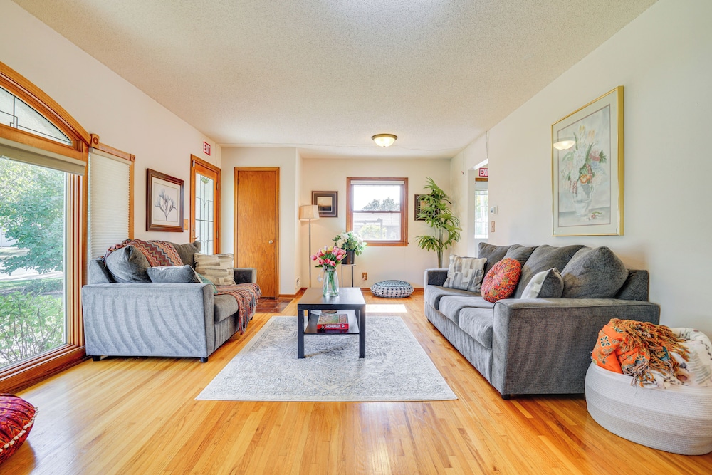 Spacious Cottage Grove Haven Near Downtown St Paul - Woodbury, MN