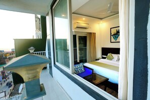 Quarto casal standard, vista para a colina | Escrivaninha, Wi-Fi de cortesia