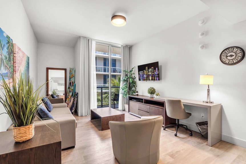 Beachfront Condo With Rooftop Pool - Hollywood, FL