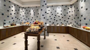 Café da manhã com buffet todos os dias mediante uma taxa