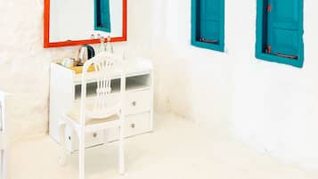 1 quarto, secretária adequada para computadores portáteis