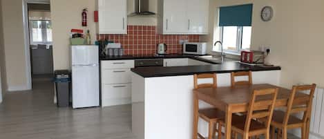 Apartamento | Cozinha privada | Geladeira, micro-ondas, fogão, cooktop
