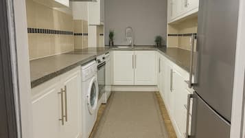 Um frigorífico, um micro-ondas, um forno, uma placa de cozinha