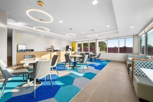 Café da manhã com buffet grátis todos os dias