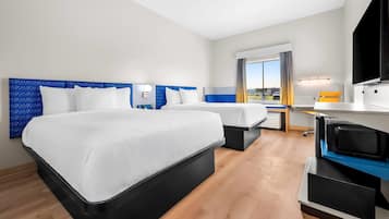 Quarto, 2 camas Queen, para não fumantes | 1 quarto, roupas de cama premium, cofres nos quartos