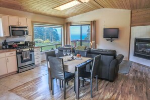 Casa de Campo Deluxe, vista para o oceano | Cozinha privada | Um frigorífico/congelador grande, um micro-ondas, um forno 