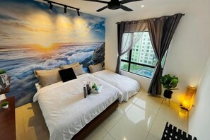 Quarto com cama, painel decorativo na parede, janela com cortinas e mesa de cabeceira com planta.
