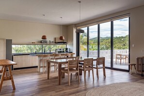 Apartamento Exclusivo, vista para a montanha | Sala de estar | Televisor de ecrã plano de 35 polegadas com canais digitais