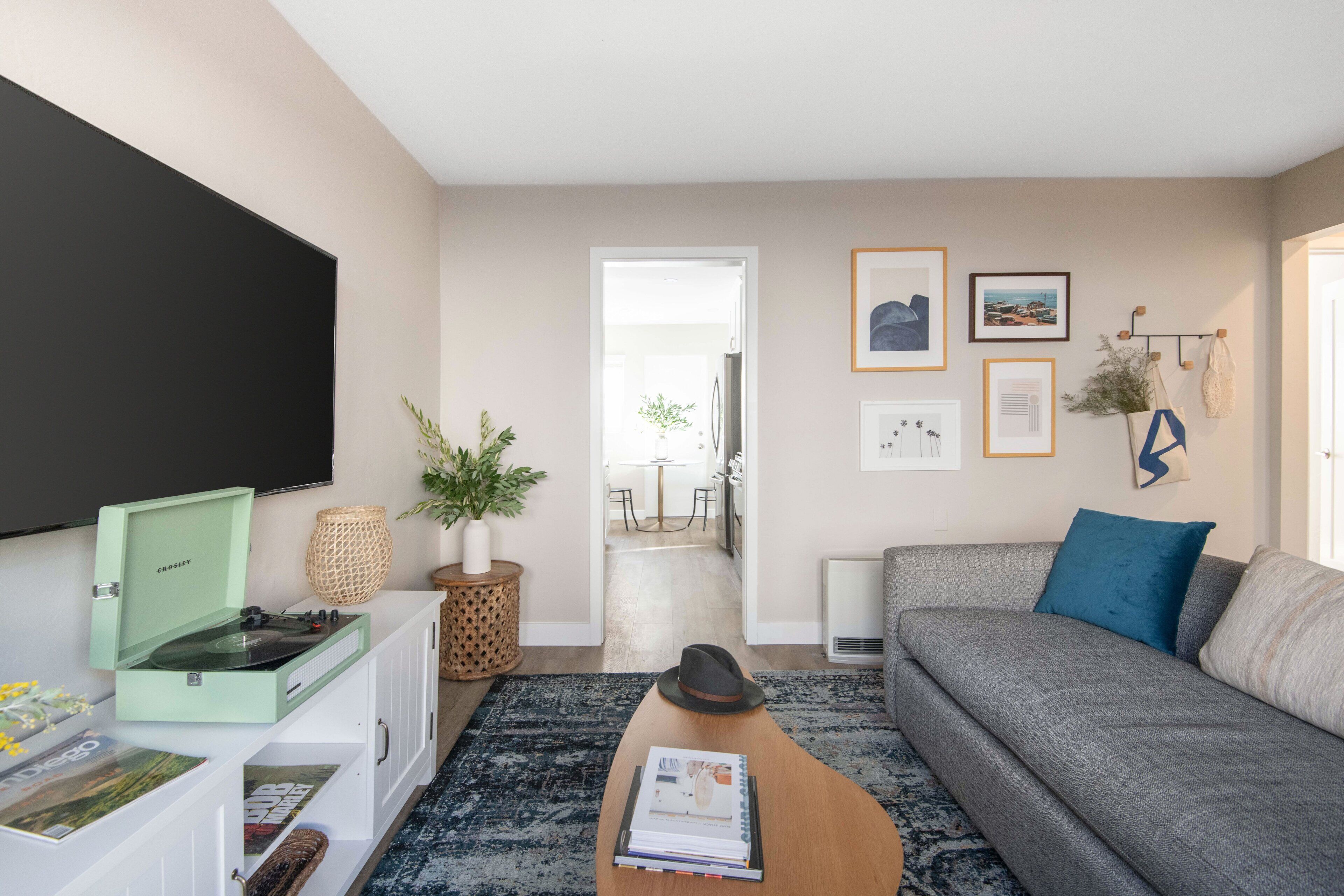 Apartamento, 1 quarto | Sala de estar | Smart TV de 55 polegadas com canais digitais 