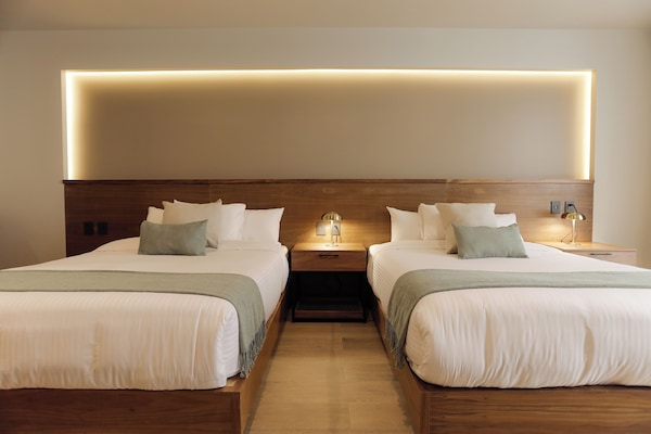 Quarto casal luxo | Cofres nos quartos, cortinas blackout, quartos à prova de som