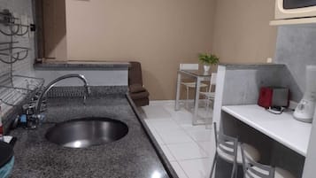Apartamento Familiar, lanai (alpendre havaiano), vista para a piscina | Sala de estar