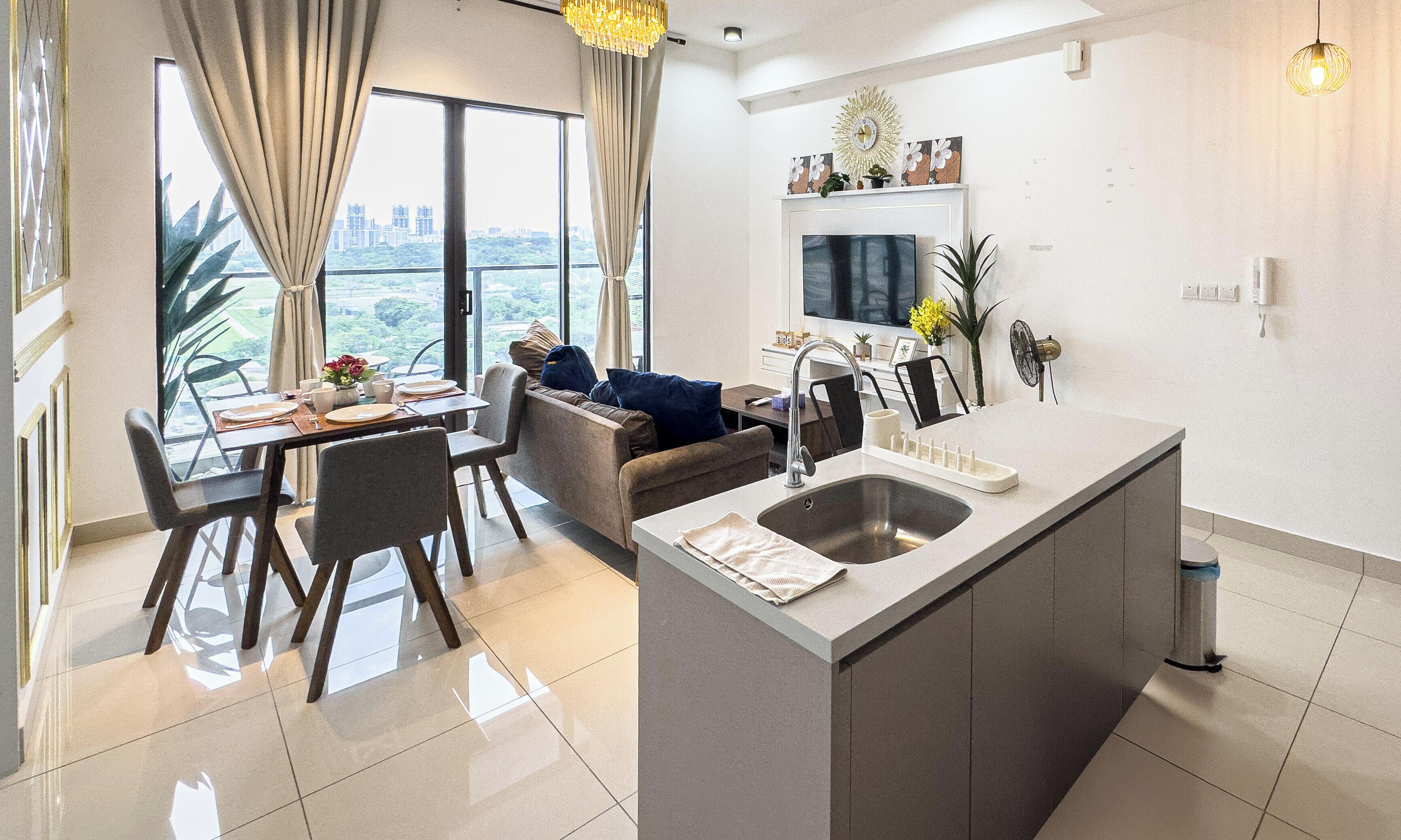 Apartamento família, 2 quartos, sacada, vista para a cidade | Área de estar | Smart TV 55 polegadas com canais a cabo