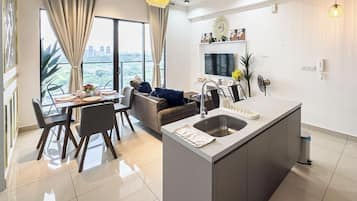 Apartamento família, 2 quartos, sacada, vista para a cidade | Área de estar | Smart TV 55 polegadas com canais a cabo