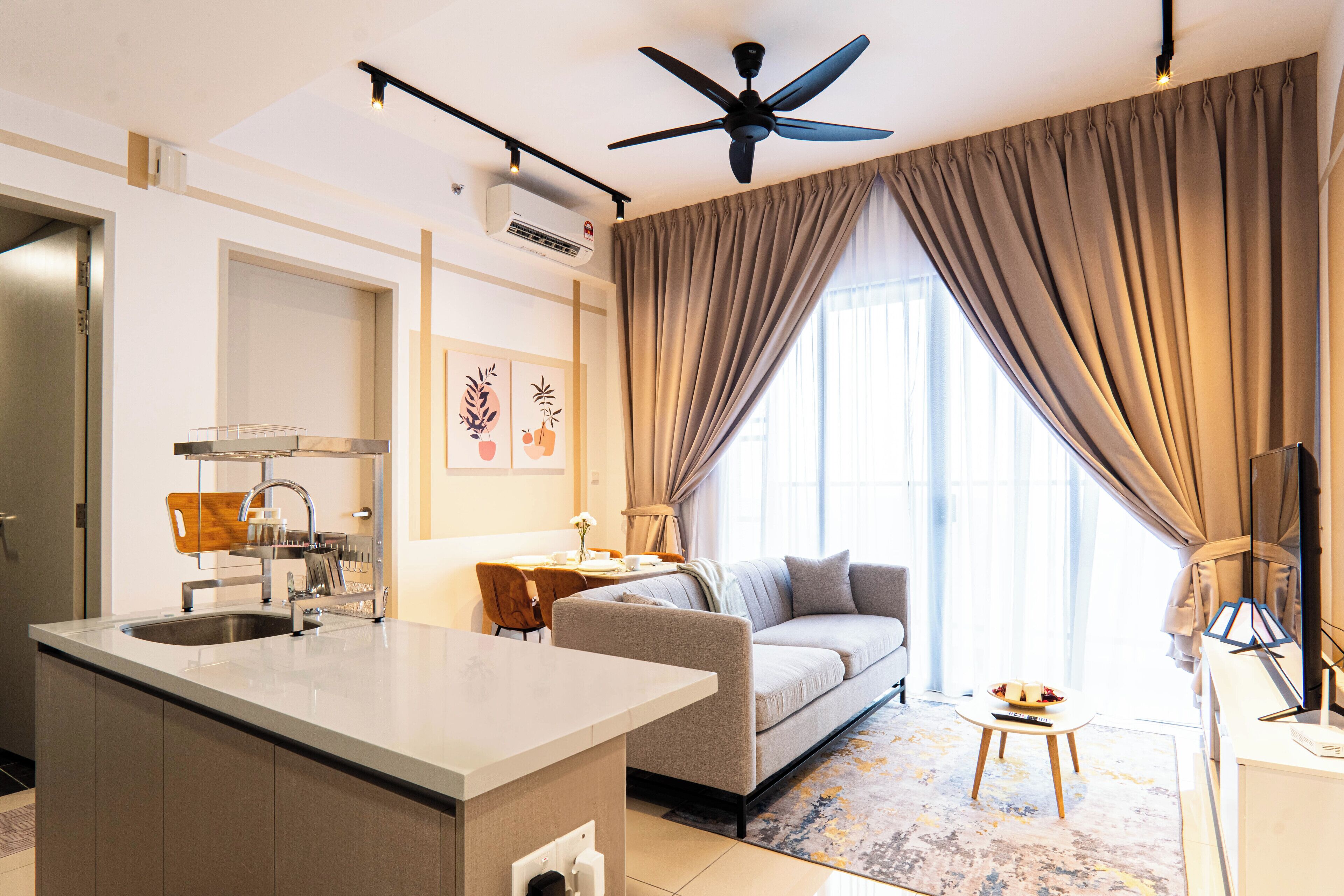 Apartamento Deluxe, 2 quartos, varanda, Vista para a cidade | Sala de estar | Smart TV de 55 polegadas com canais por cabo 