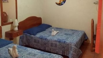 Quarto quádruplo família | Escrivaninha, Wi-Fi de cortesia