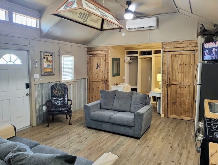 Cozy Bunkhouse Cabin In Charming Leakey With Wifi, Ac. Near Frio And Garner! - Coahuila