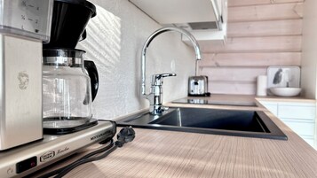 Villa, vista para a praia | Cozinha privada | Uma chaleira elétrica, uma torradeira 