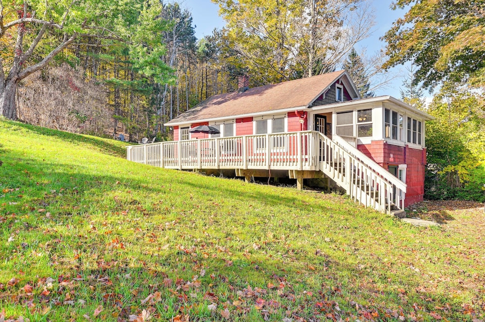 Pet-friendly Catskills Retreat: Fire Pit & Deck! - Roxbury, NY