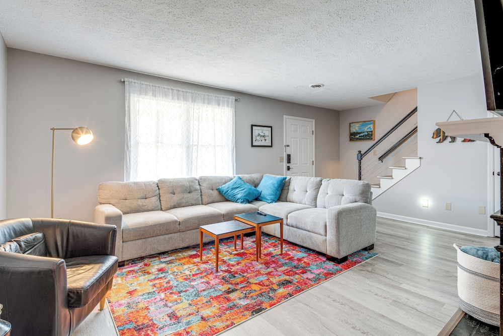 Walk To Main St Hendersonville: Chic Home W/ Yard - Hendersonville, NC