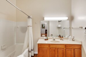 Suite, 1 quarto | Casa de banho | Toalhas fornecidas, champô 