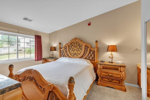 3rd Floor Front Side Corner Penthouse Suite - 301 By Grand Wood Suites - Nashville, IN