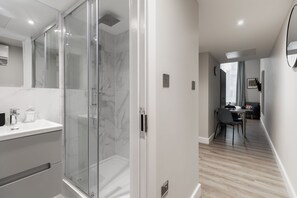 Estúdio Deluxe, casa de banho anexa, Vista para a cidade | Casa de banho | Um polibã, um secador de cabelo, toalhas fornecidas, sabão